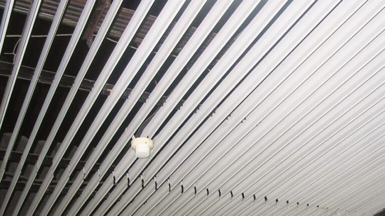 Falso techo de lamas de aluminio lacado: solución elegante para tu ...